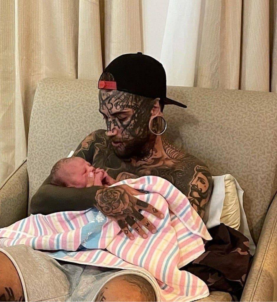A 24-year-old father covered in extreme body modifications — from 95% ...
